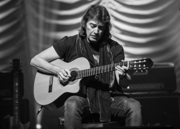 Steve Hackett Talks New LP 'The Night Siren' & Revisiting 'Wind ...
