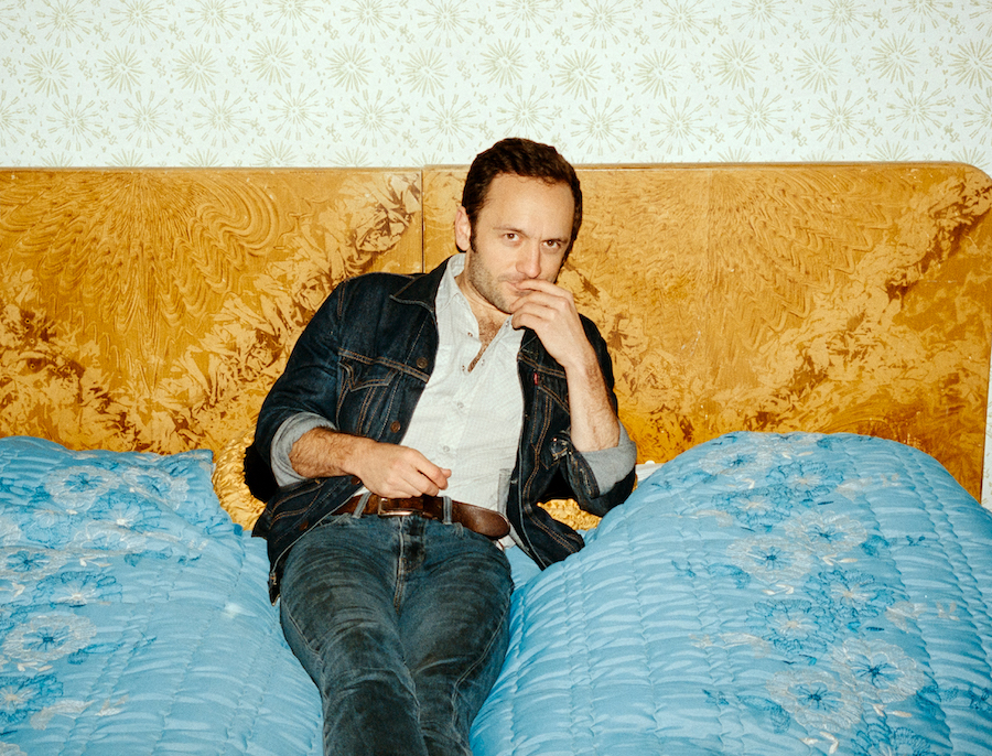 SONG PREMIERE: Ian Fisher Pursues His Muse with Twangy 70s Rock Crooner ...