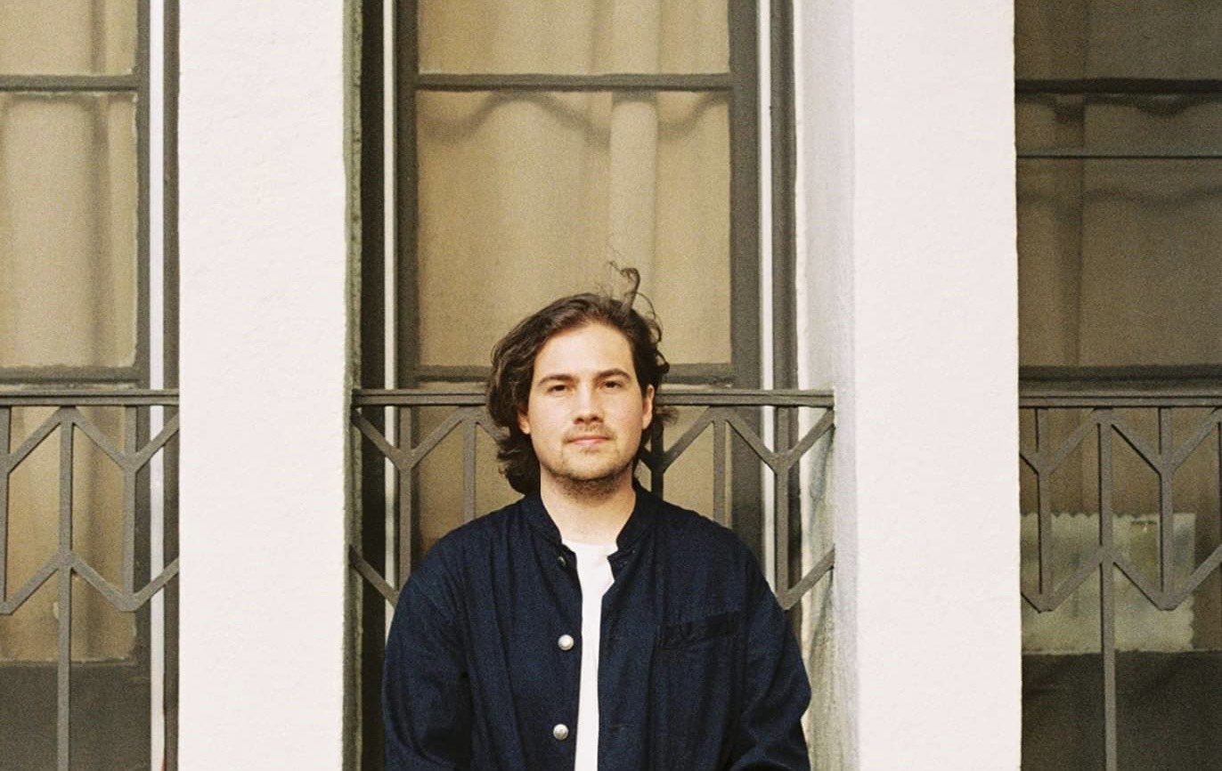 LISTEN: Alex Bloom Stokes Urban Bustle Flame Via Swooning "Bleary ...