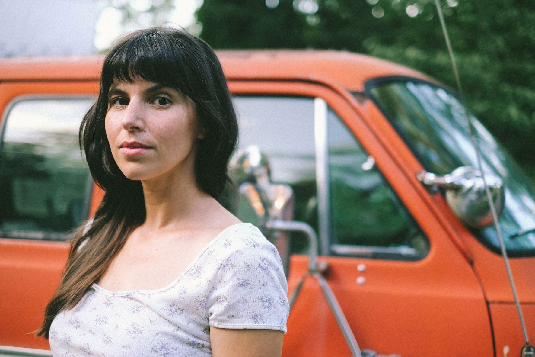 SONG PREMIERE: Julia Sanders Drops Comfy Americana Musical Landscapes ...