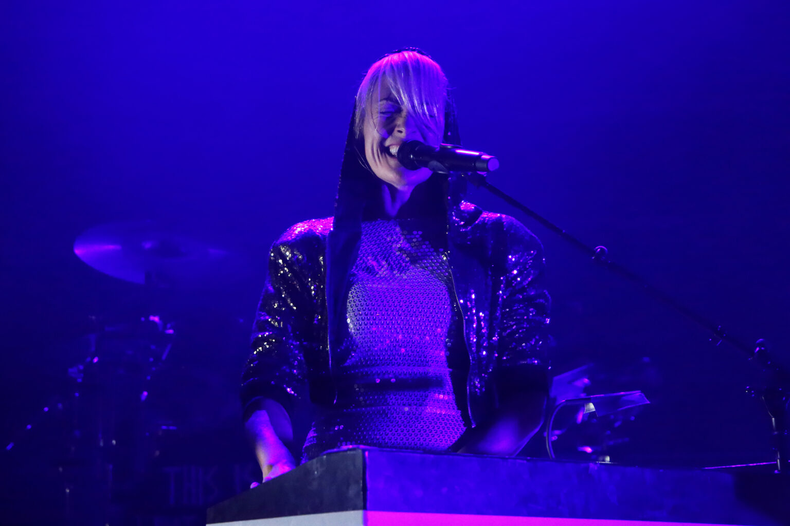 Metric Dazzle Detroit's Fillmore With Dynamic Versatility, Style & Song ...