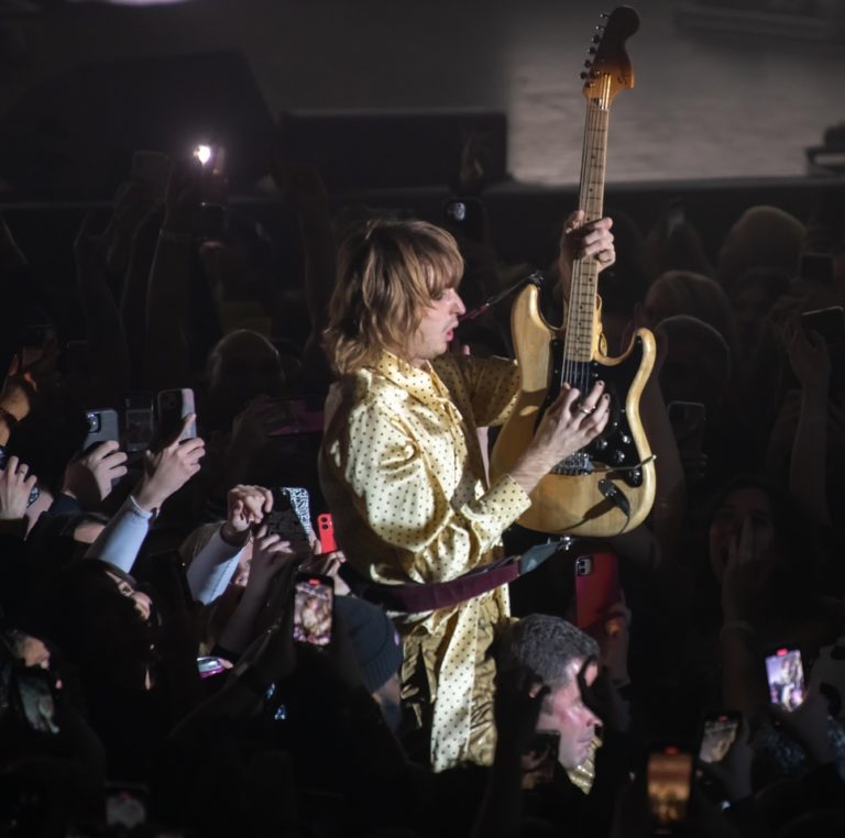 Måneskin Glam Up Philadelphia's Fillmore With Expressive Chop-Filled ...