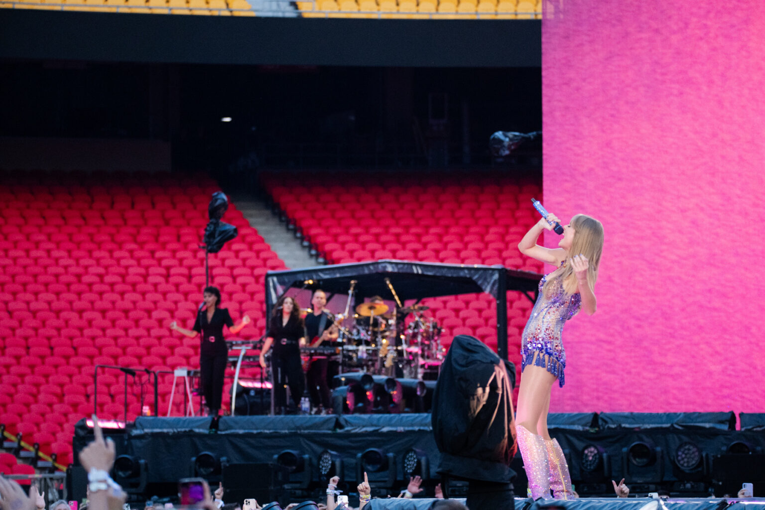 Taylor Swift Proves Fearless at Kansas City's Arrowhead Stadium (SHOW ...