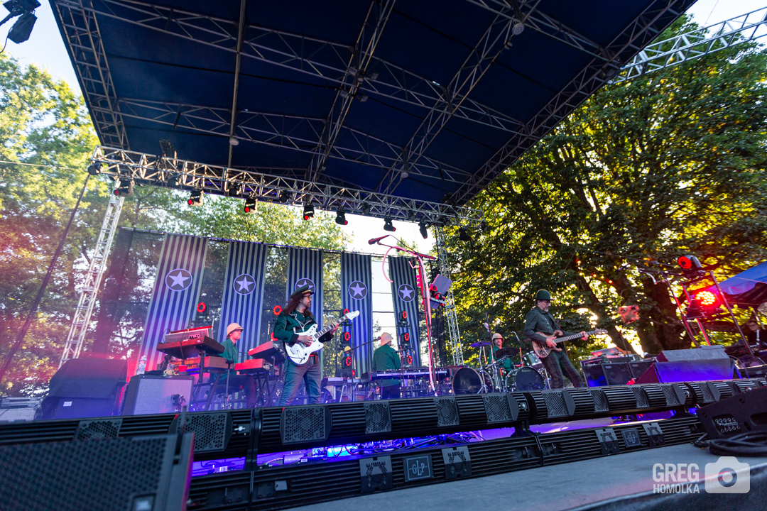 Colonel Les Claypool's Fearless Flying Frog Brigade Take Psychedelic ...