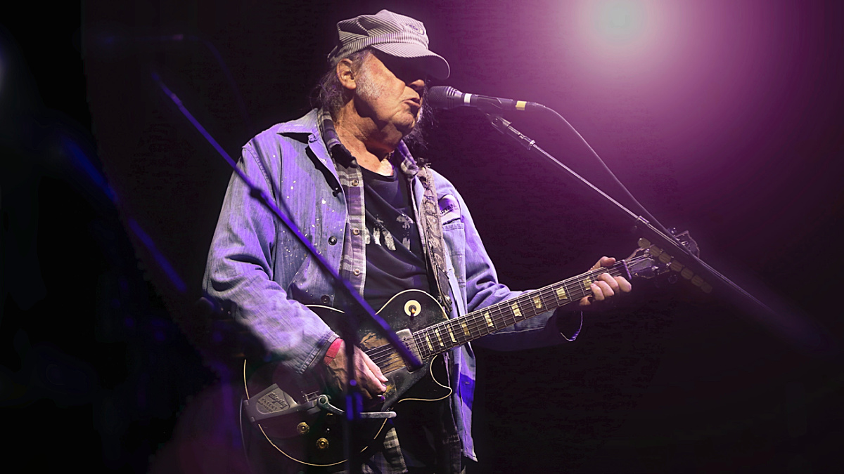 Neil Young & Crazy Horse Create Mesmerizing Wall of Sound at Mansfield ...