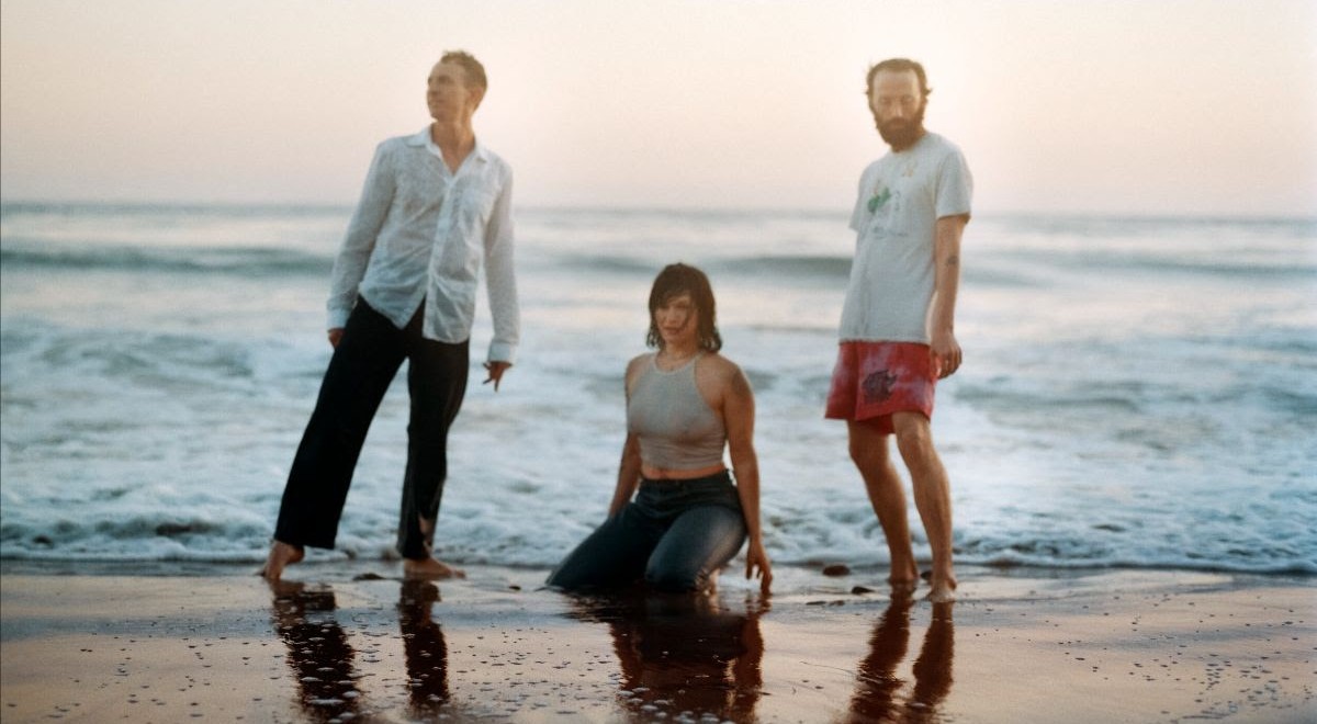 On 'Double Infinity,' Big Thief Bridge Folk Roots With Soaring Sonics (ALBUM REVIEW) - Glide ...