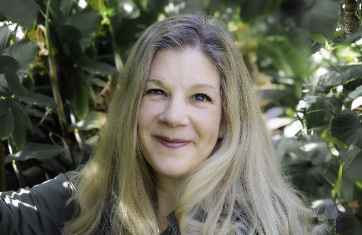 SONG PREMIERE: Dar Williams Celebrates Colorful Journeys with Soulful ...